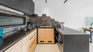 Apartamento | Cozinha privada | Um frigorífico/congelador grande, um micro-ondas, uma placa de cozinha 