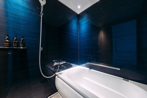 Artigos de higiene pessoal grátis, um secador de cabelo 