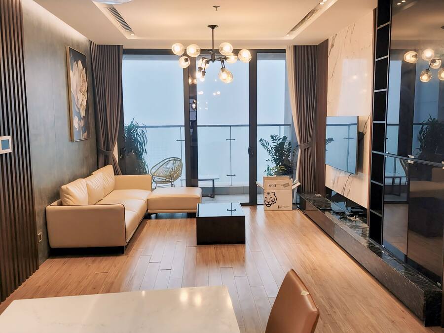 Apartamento luxo, 2 quartos | Sala de estar | TV de tela plana 50 polegadas com canais a cabo, Netflix