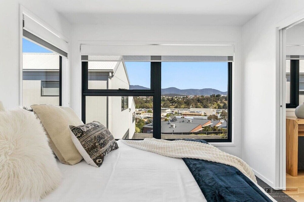 "Mountain View Villa"-newly Built -10 Min To Cbd - Hobart