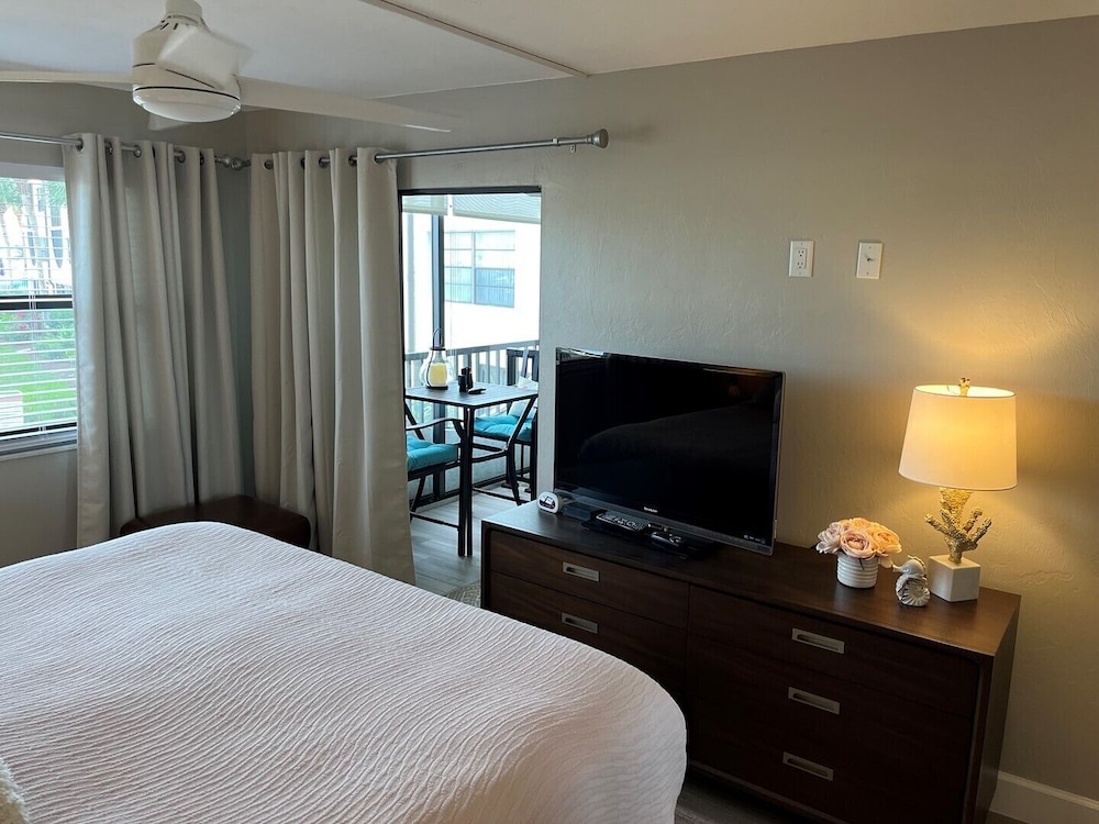 Classy Cabana Unit With Water Views At Anglers Cove Resort. - Marco Island, FL