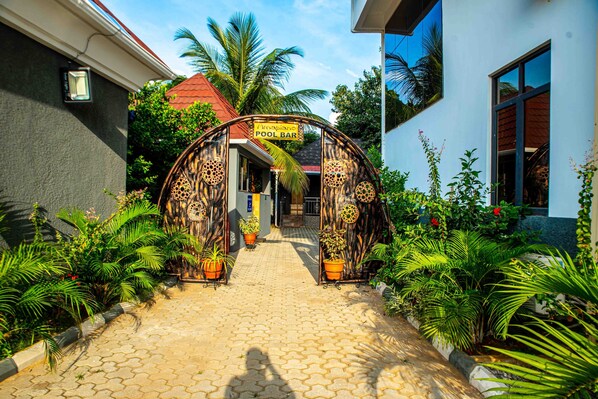 12 piscinas exteriores, toldos gratuitos, guarda-sóis 