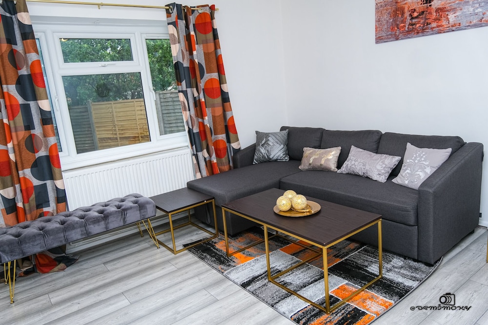 7 Guests - 3 Bedrooms - Parking - Pet Friendly - West Midlands