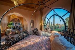 Roupas de cama premium, camas Select Comfort, cofres nos quartos