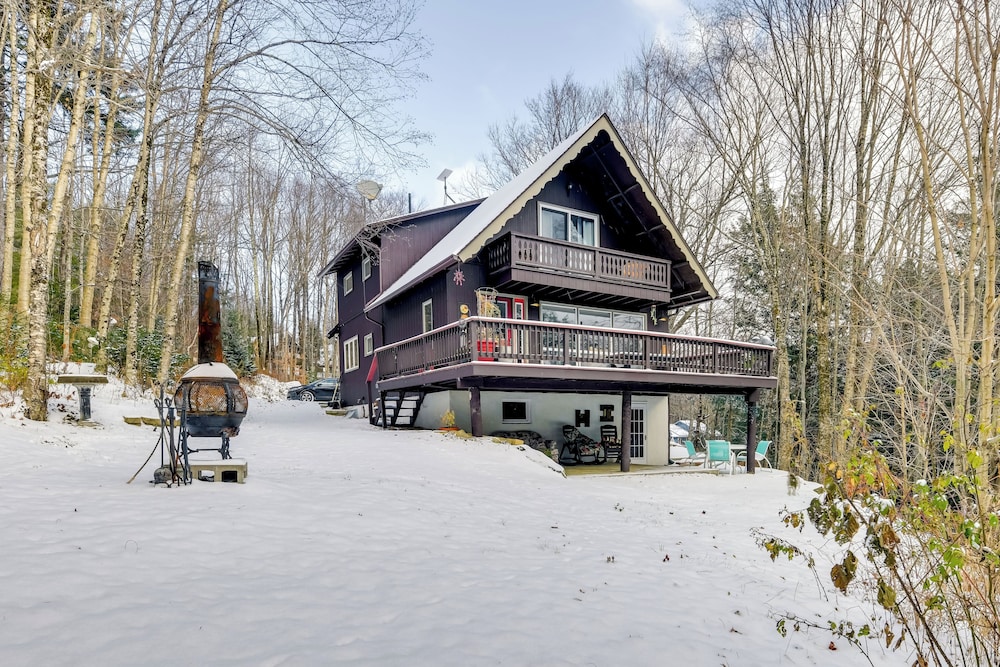 Pet-friendly Home W/ Deck: 4 Mi To Jay Peak Resort - Vermont