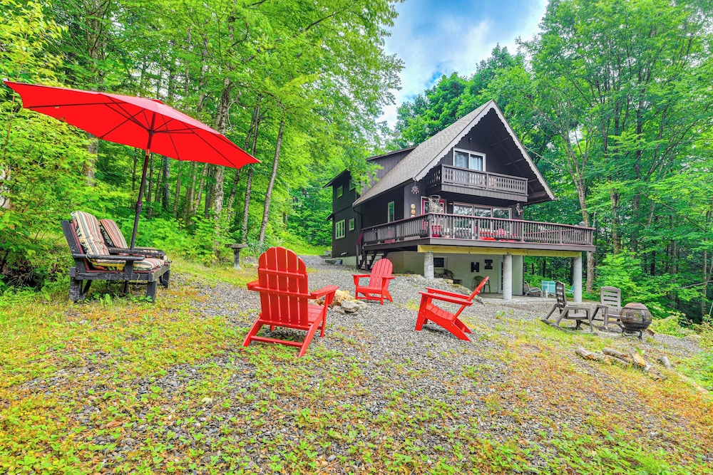 Pet-friendly Home W/ Deck: 4 Mi To Jay Peak Resort - Vermont