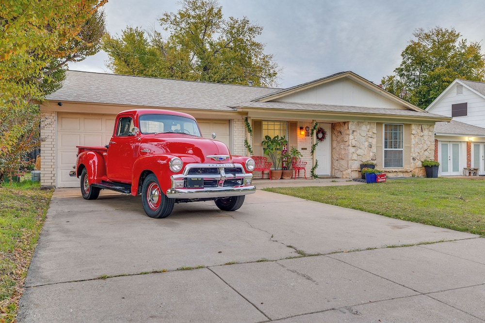 Walk To Dallas/at&t Stadium: Family Home W/ Patio! - Arlington, TX