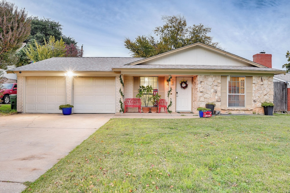 Walk To Dallas/at&t Stadium: Family Home W/ Patio! - Arlington, TX