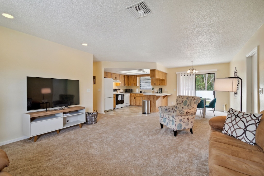 Charming Cottage Escape 3 Bedroom Home By Redawning - Crystal River, FL