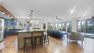 Casa, 5 quartos | Cozinha privada | Um frigorífico, um forno, uma cafeteira/bule, uma torradeira