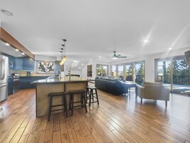 Casa, 5 quartos | Cozinha privada | Um frigorífico, um forno, uma cafeteira/bule, uma torradeira 