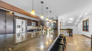 Casa, 5 quartos | Cozinha privada | Um frigorífico, um forno, uma cafeteira/bule, uma torradeira