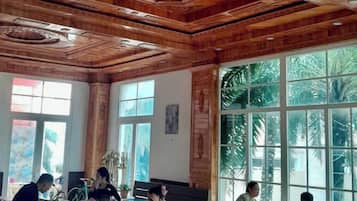 Café da manhã com pratos da culinária local grátis todos os dias