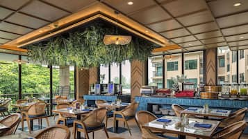 Pequeno-almoço tipo buffet diário (350 THB por pessoa)