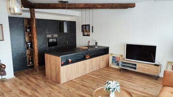 Superior Comfort Suite | Cozinha privada | Geladeira grande, micro-ondas, fogão, cooktop