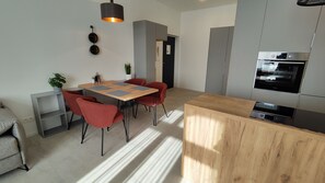 Deluxe Premium Suite | Sala de estar | Televisor LED de 65 polegadas com canais digitais, filmes pagos 