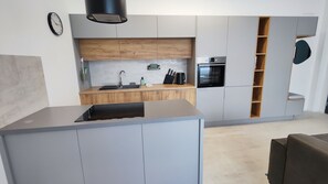 Deluxe Comfort Suite | Cozinha privada | Um frigorífico/congelador grande, um micro-ondas, um forno 