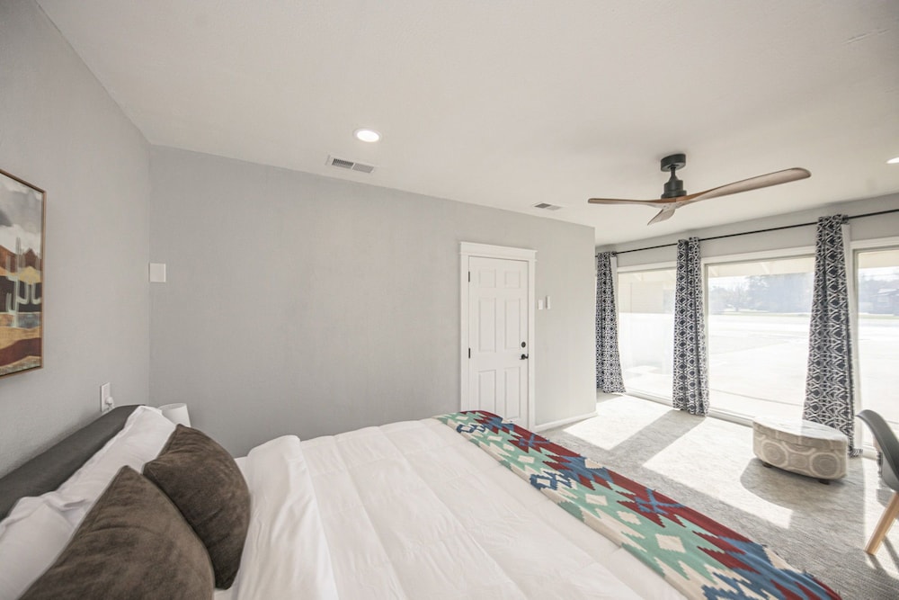 Welcome To Twin Oaks Oasis - Midland, TX