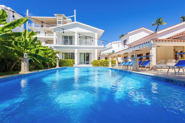 Beachfront 8br Villa With Pool & Maid - Punta Cana