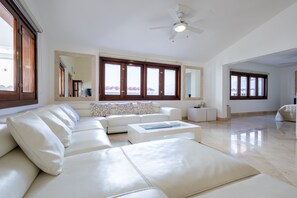 Vila grand, piscina particular, vista para o resort | Área de estar | TV de plasma 50 polegadas com canais a cabo