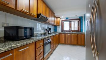 Villa Nobre, piscina privativa, vista para o resort | Cozinha privada | Um frigorífico/congelador grande, um micro-ondas, um forno