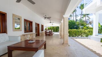 Villa Nobre, piscina privativa, vista para o resort | Terraço/pátio interior