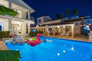Piscina externa, guarda-sóis, espreguiçadeiras