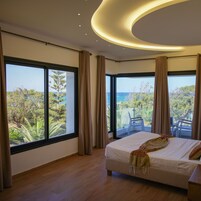 Suíte superluxo, vista para a praia | Escrivaninha, quartos à prova de som, roupa de cama