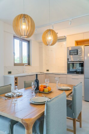 Suite Exclusiva, piscina privativa | Cozinha privada | Um frigorífico/congelador grande, um micro-ondas, um forno 