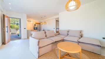 Suite Exclusiva, piscina privativa | Sala de estar | Smart TV de 55 polegadas com canais via satélite, Netflix