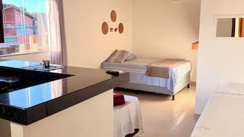 Estúdio Tradicional, frigorífico e micro-ondas, Vista para a cidade | Quartos insonorizados, Wi-fi grátis, roupa de cama fornecida