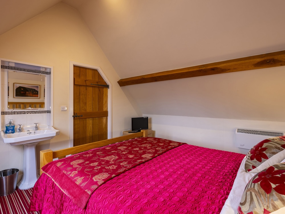 THE HAYLOFT, character holiday cottage, with open fire in Herne Bay ...