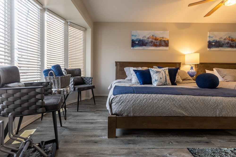 Riverside Retreat Hotel-style. 2 King Beds - Fernie