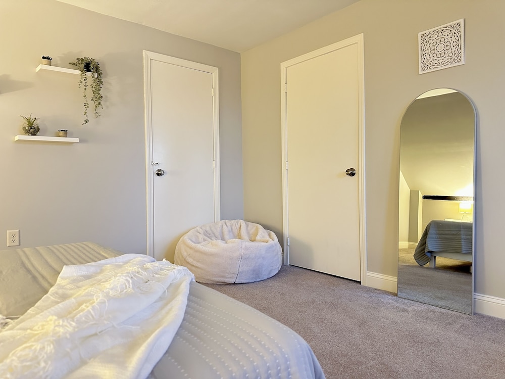 New, Clean, Downtown Getaway! - Concord, NH