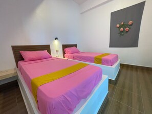 Quarto duplo luxo | Escrivaninha, camas extras/dobráveis (sobretaxa), Wi-Fi de cortesia