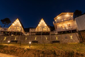 Fachada da propriedade à noite