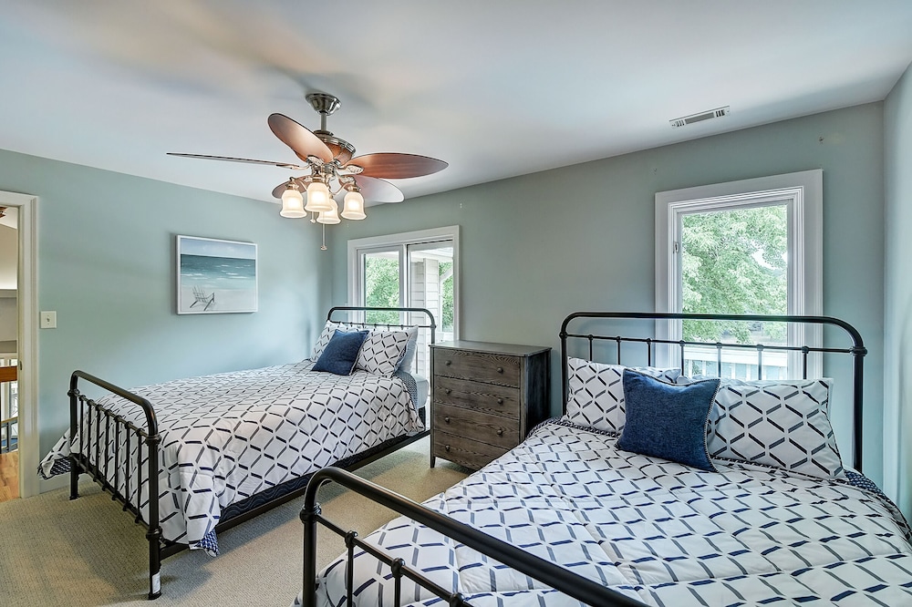 Lakefront W/ Private Dock + Hot Tub | Pontoon Rental | Butler Bliss By Avantstay - Lake Norman, NC