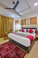 Premier Room With One way airport transfers | 1 quarto, roupa de alta qualidade, secretária 