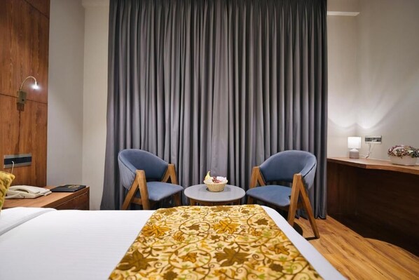 Boutique Room | 1 quarto, roupa de alta qualidade, secretária 