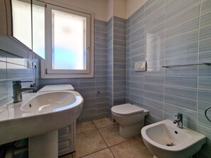 Apartamento, 2 quartos, pátio, vista para o jardim | Casa de banho