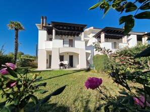Apartamento, 2 quartos, pátio, vista para o jardim | Fachada do alojamento