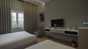 Quarto Superior | Cofre com capacidade para portátil, ferro/tábua de engomar 