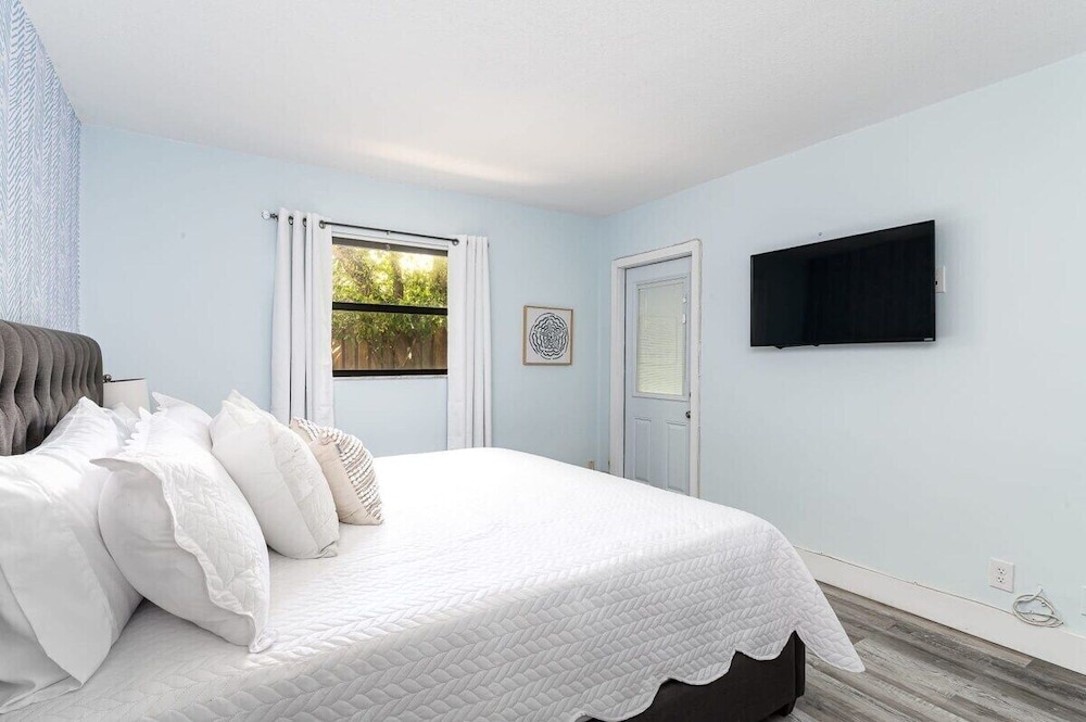 Bright And Airy Seaside Haven: Steps To The Beach - Deerfield Beach, FL