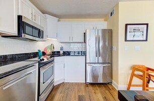 Apartamento em Condomínio Fechado, 2 quartos | Cozinha privada | Um frigorífico, um forno, uma cafeteira/bule 