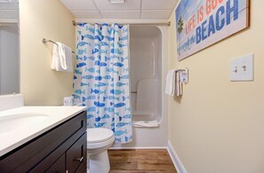 Apartamento em Condomínio Fechado, 2 quartos | Casa de banho | Toalhas fornecidas, champô 