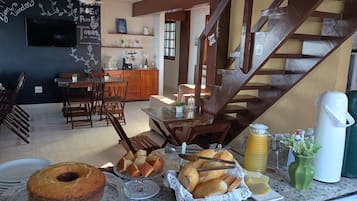 Café da manhã feito na hora grátis nos fins de semana