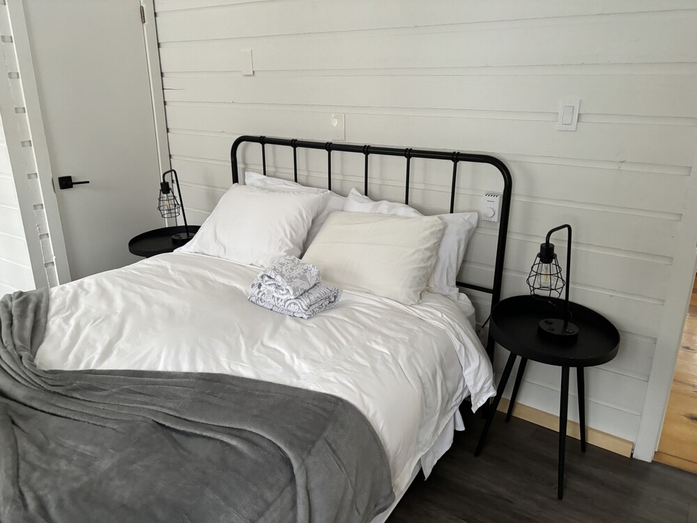 Newly refurbished cottage on beautiful Turtle Lake - Gravenhurst | Vrbo