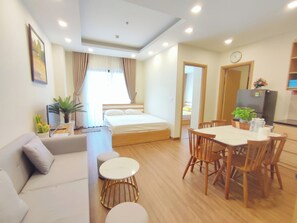 Apartamento, 2 quartos, sacada, vista parcial para o oceano | Roupas de cama de algodão egípcio, roupas de cama premium