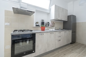 Apartamento Comfort | Cozinha privada | Um frigorífico/congelador grande, um forno, uma placa de cozinha