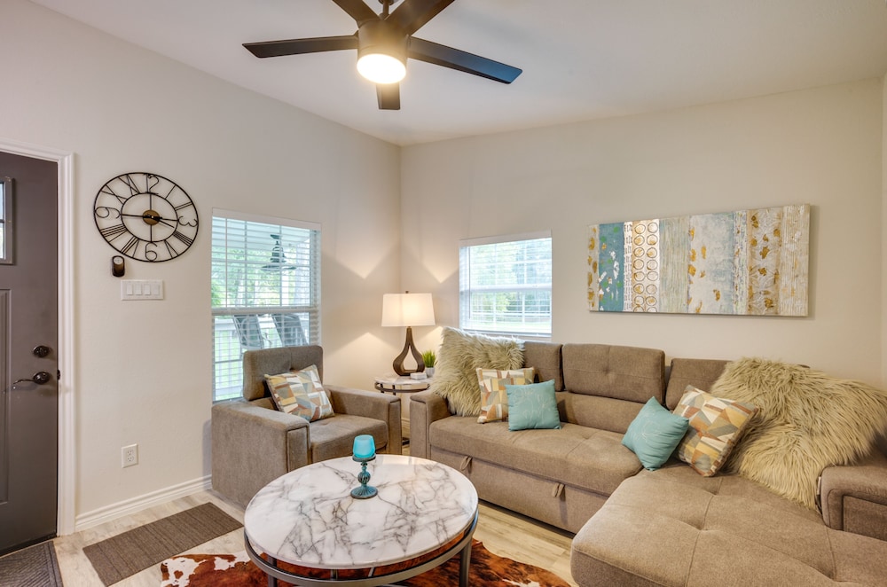 Peaceful Montgomery Vacation Rental W/ Porch! - Texas Renaissance Festival